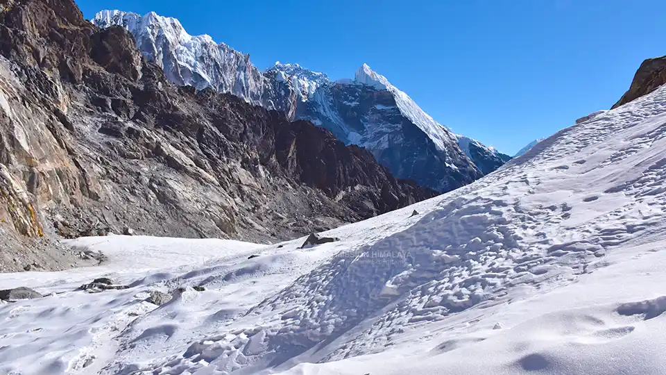 Renjo La Pass Trekking